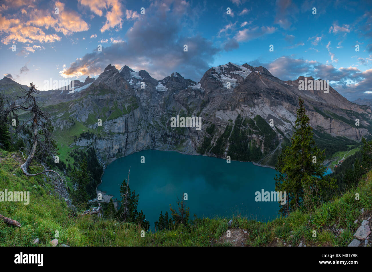 Oeschinen lake magnifique au lever du soleil, le cirque de montagnes ...