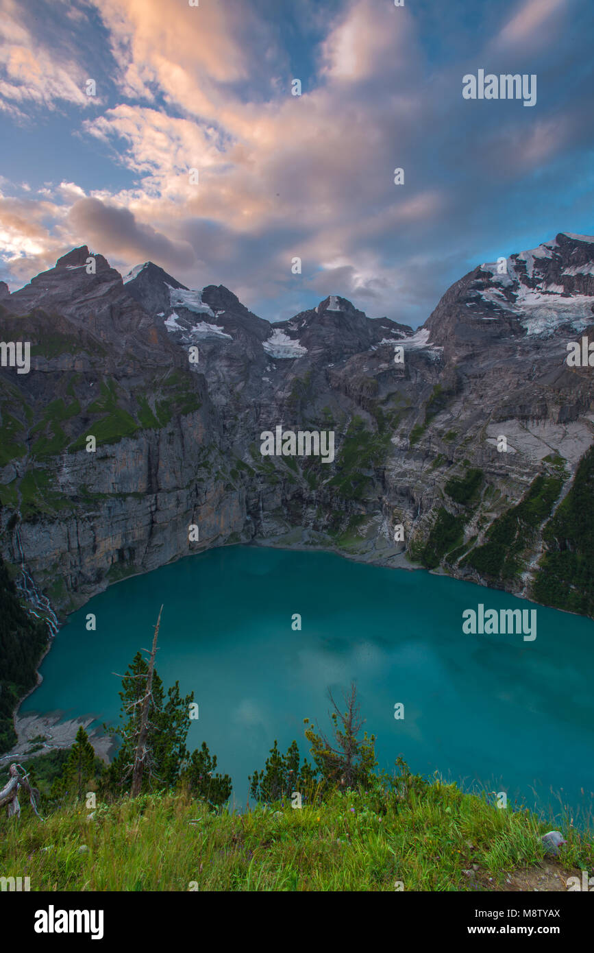 Oeschinen lake magnifique au lever du soleil, le cirque de montagnes ...