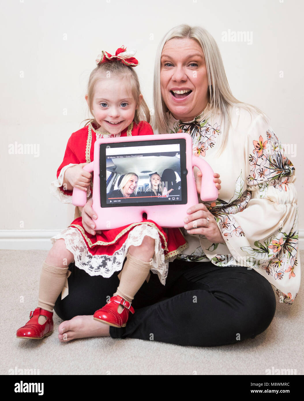 Julie Britton avec sa fille Connie-Rose Seabourne qui a le syndrome de ...