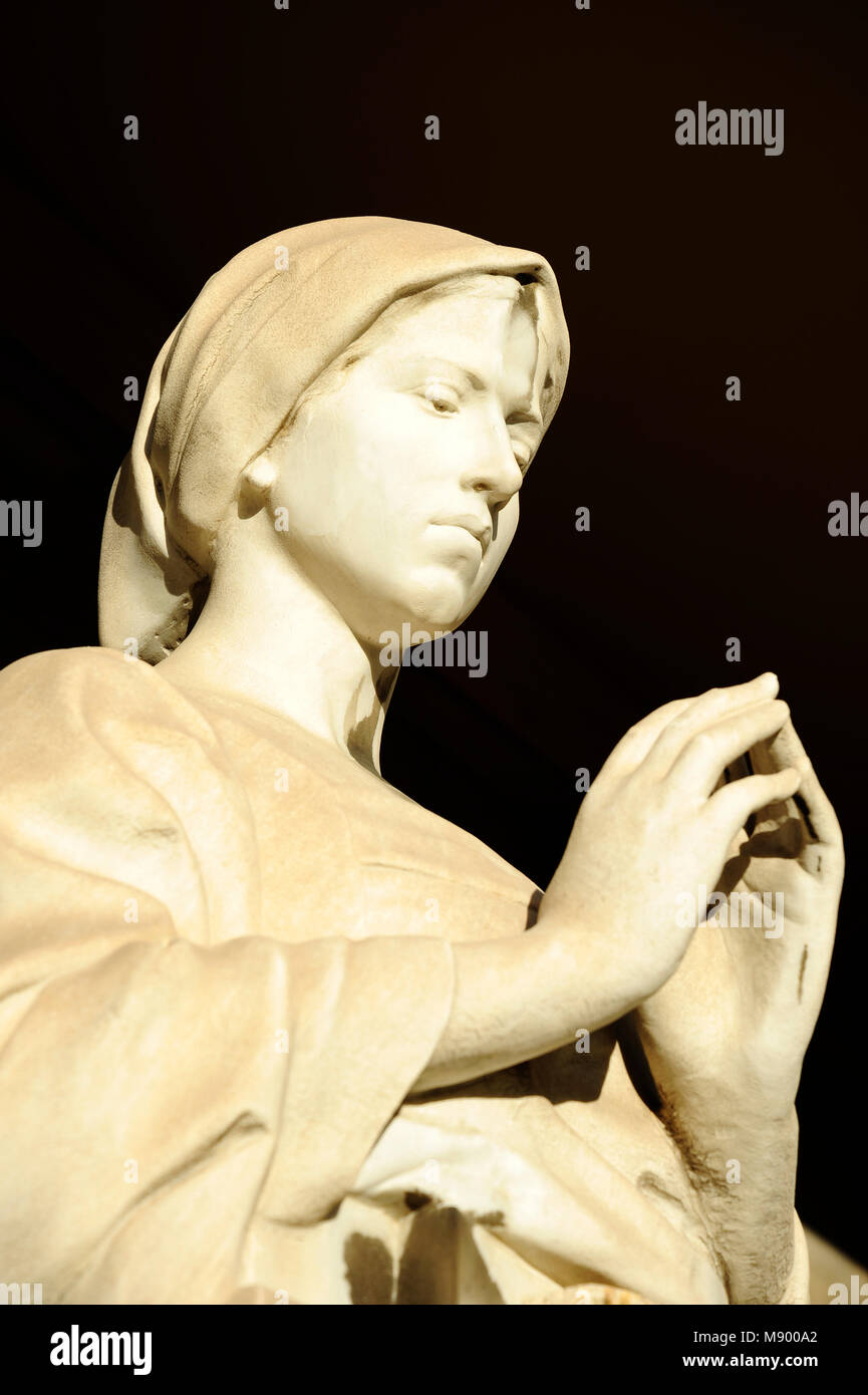 Ancienne statue d'une femme en prière à l'intérieur du cimetière ...