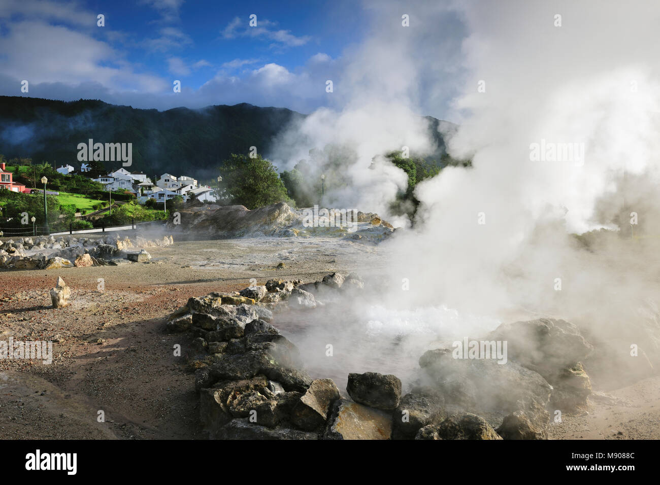 L'activité volcanique de boue et l'eau à Furnas. São Miguel, Açores ...