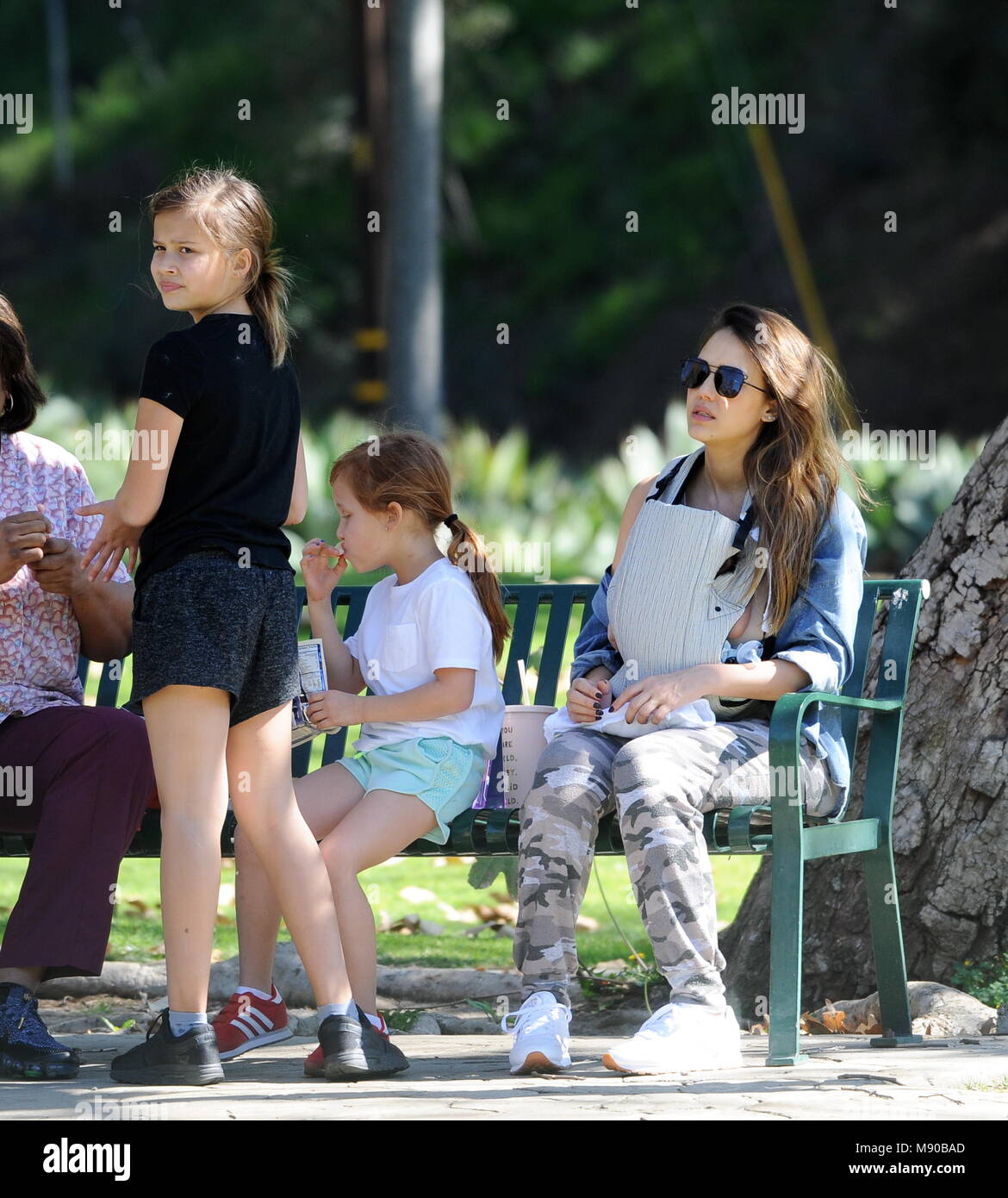 Jessica Alba va à Coldwater Canyon Park avec ses trois enfants honneur ...