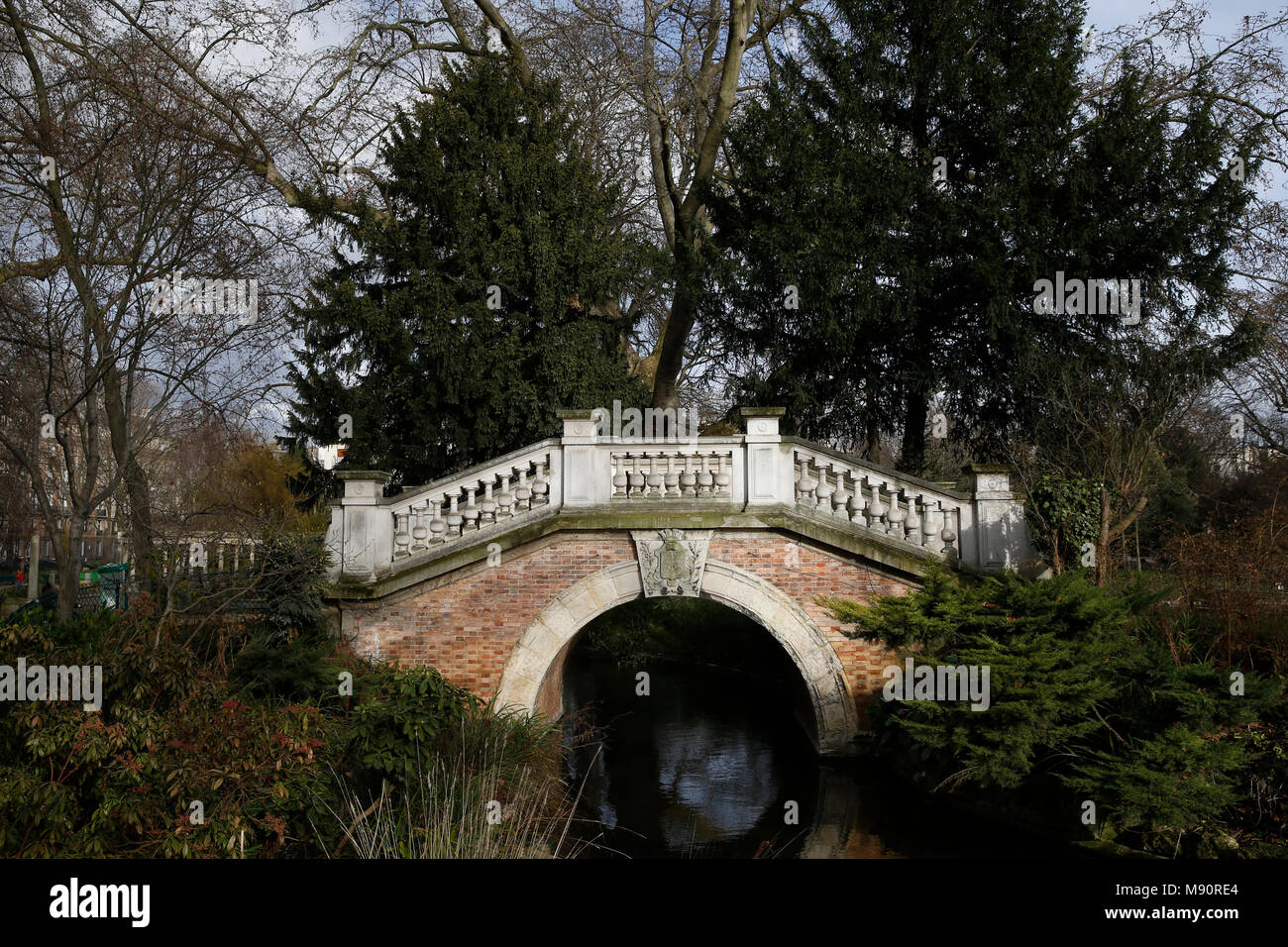 Pont du parc monceau Banque de photographies et d’images à haute résolution - Alamy
