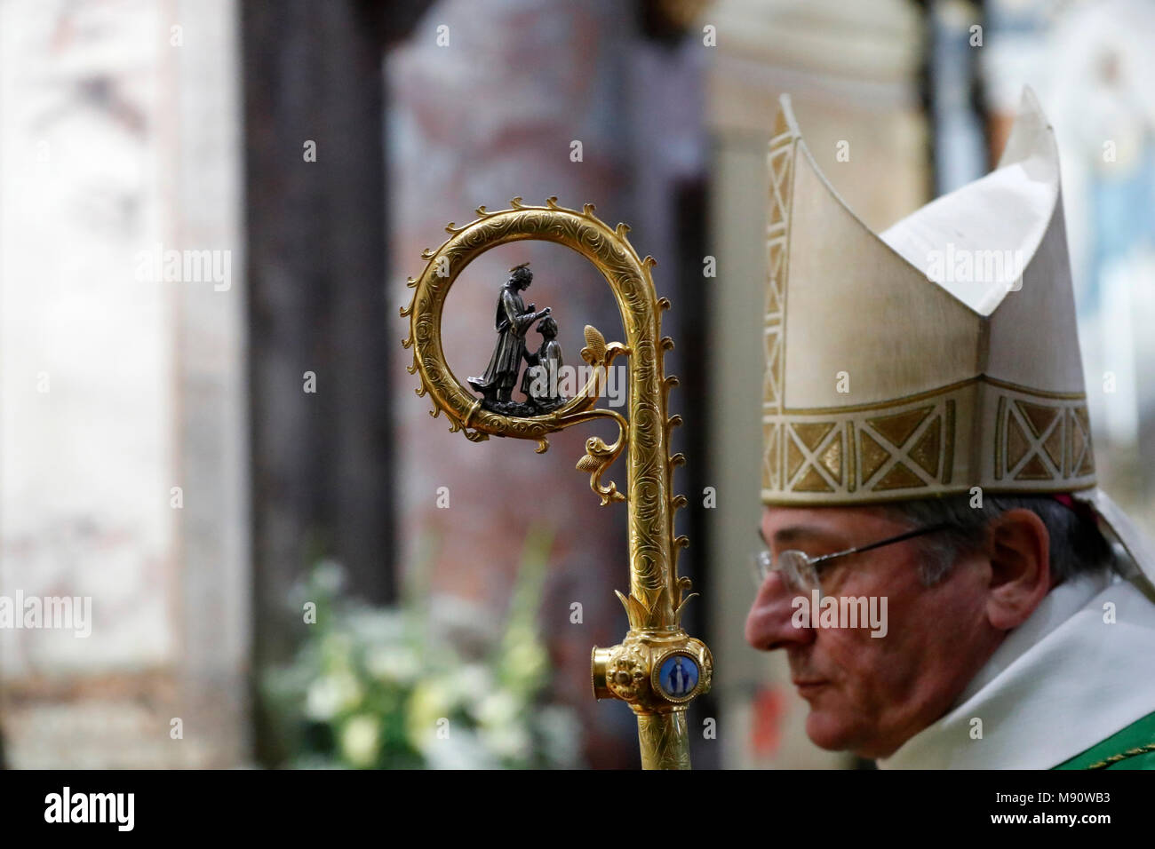 Catholic bishop mitre Banque de photographies et d’images à haute ...