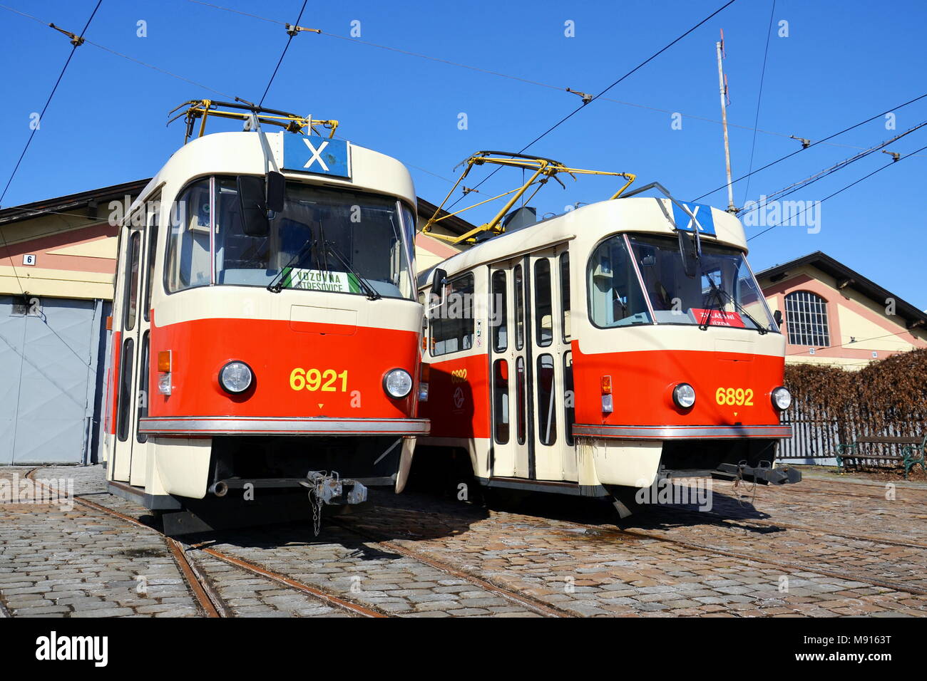 Tram voiture tramway rouge Banque de photographies et d’images à haute ...