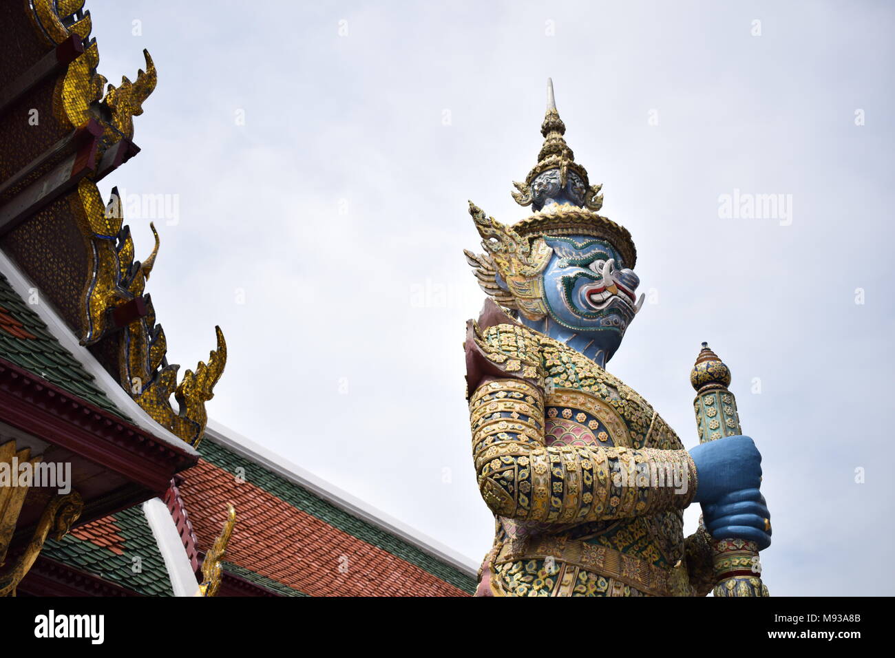 Photo d'une face bleu statue avec un gardien du temple dans le coin de ...