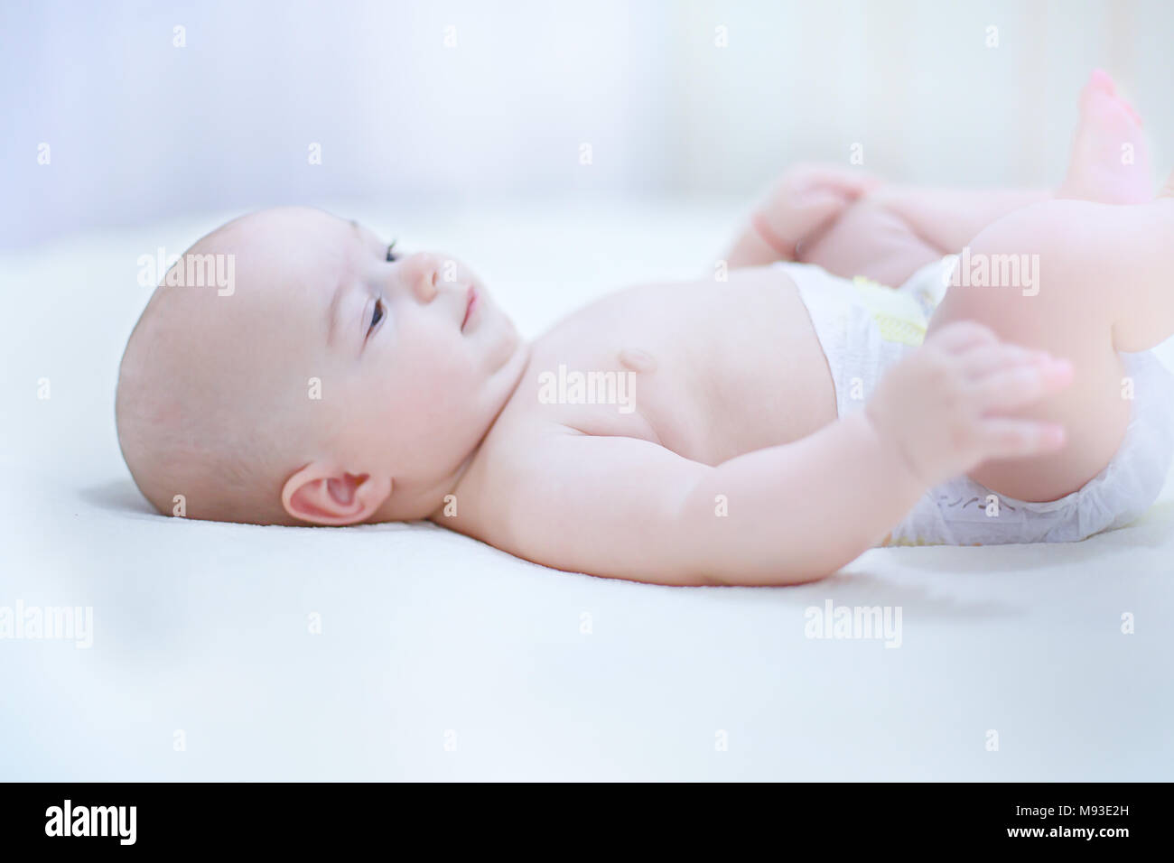 Fille Qui Porte Une Couche Banque d'image et photos - Alamy