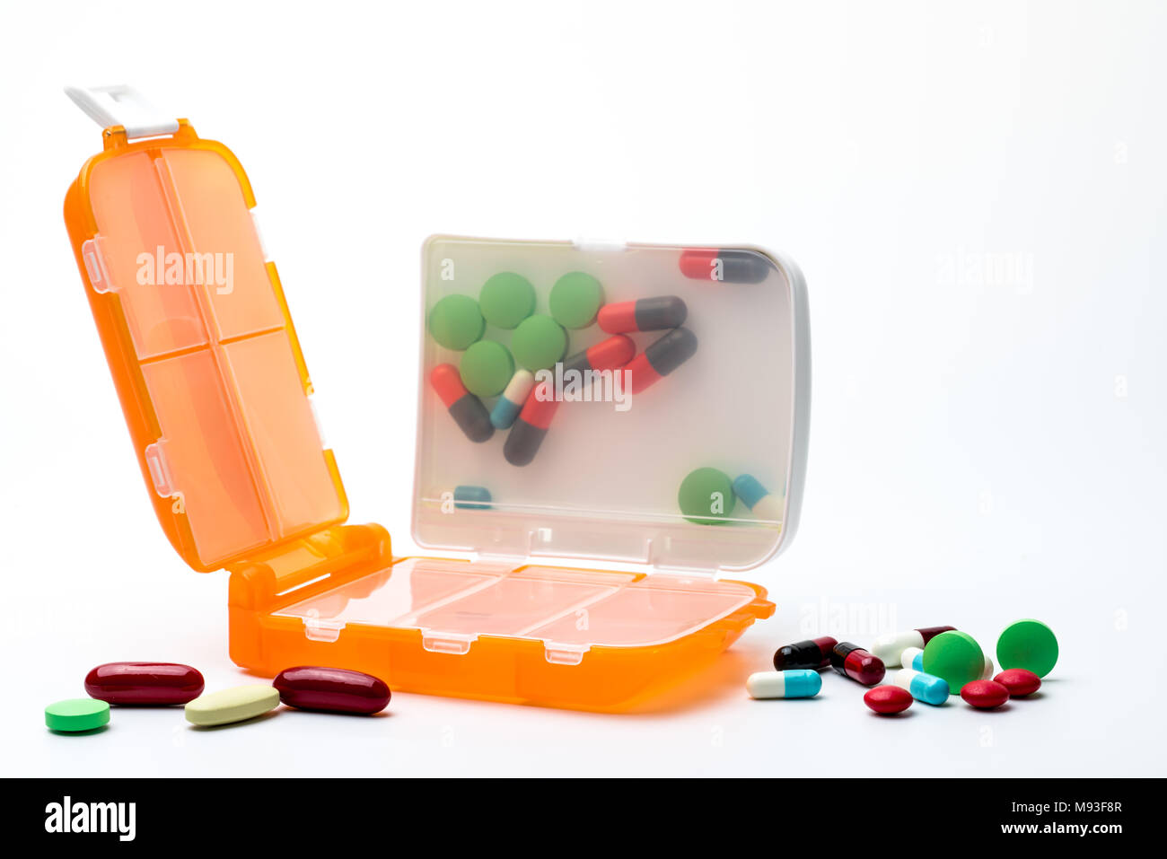 Boîte de pilules orange avec les comprimés et gélules comprimés isolé ...