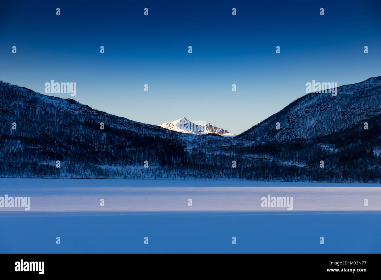 Senja en hiver Banque de photographies et d’images à haute résolution ...