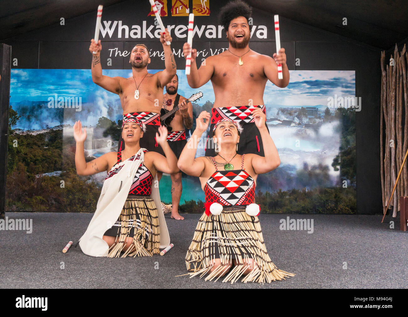 Costume maori Banque de photographies et d’images à haute résolution ...