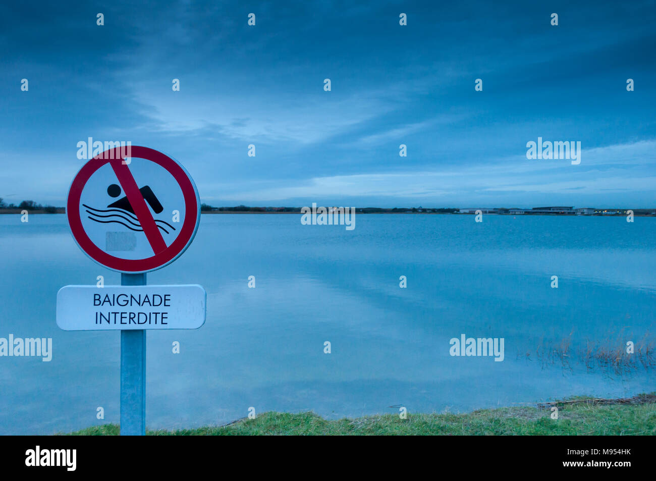 Panneau d'interdiction : baignade interdite au-dessus d'un lac Photo ...