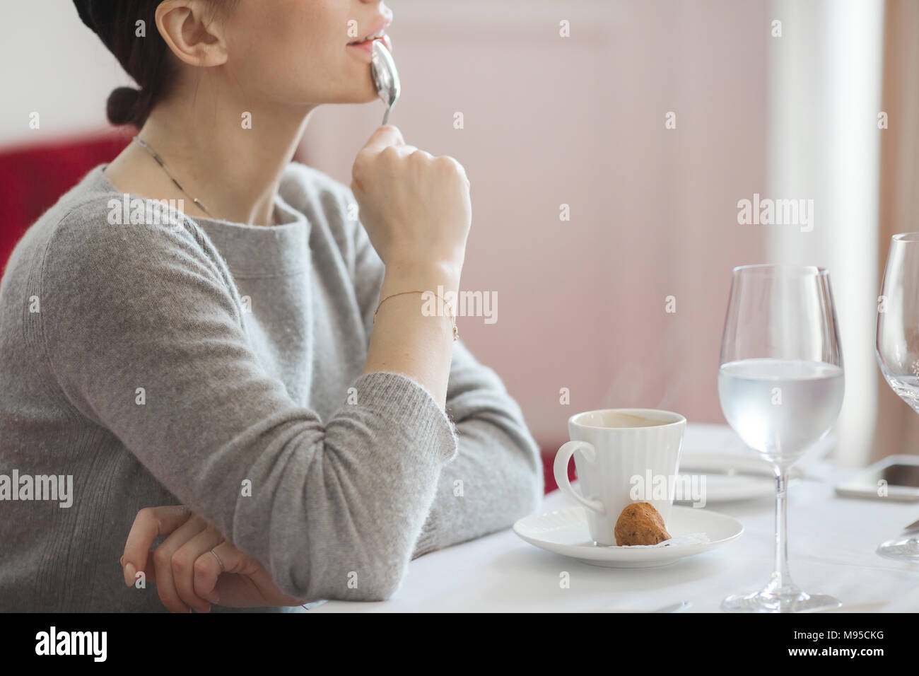 Femme rêveuse Banque de photographies et d’images à haute résolution ...