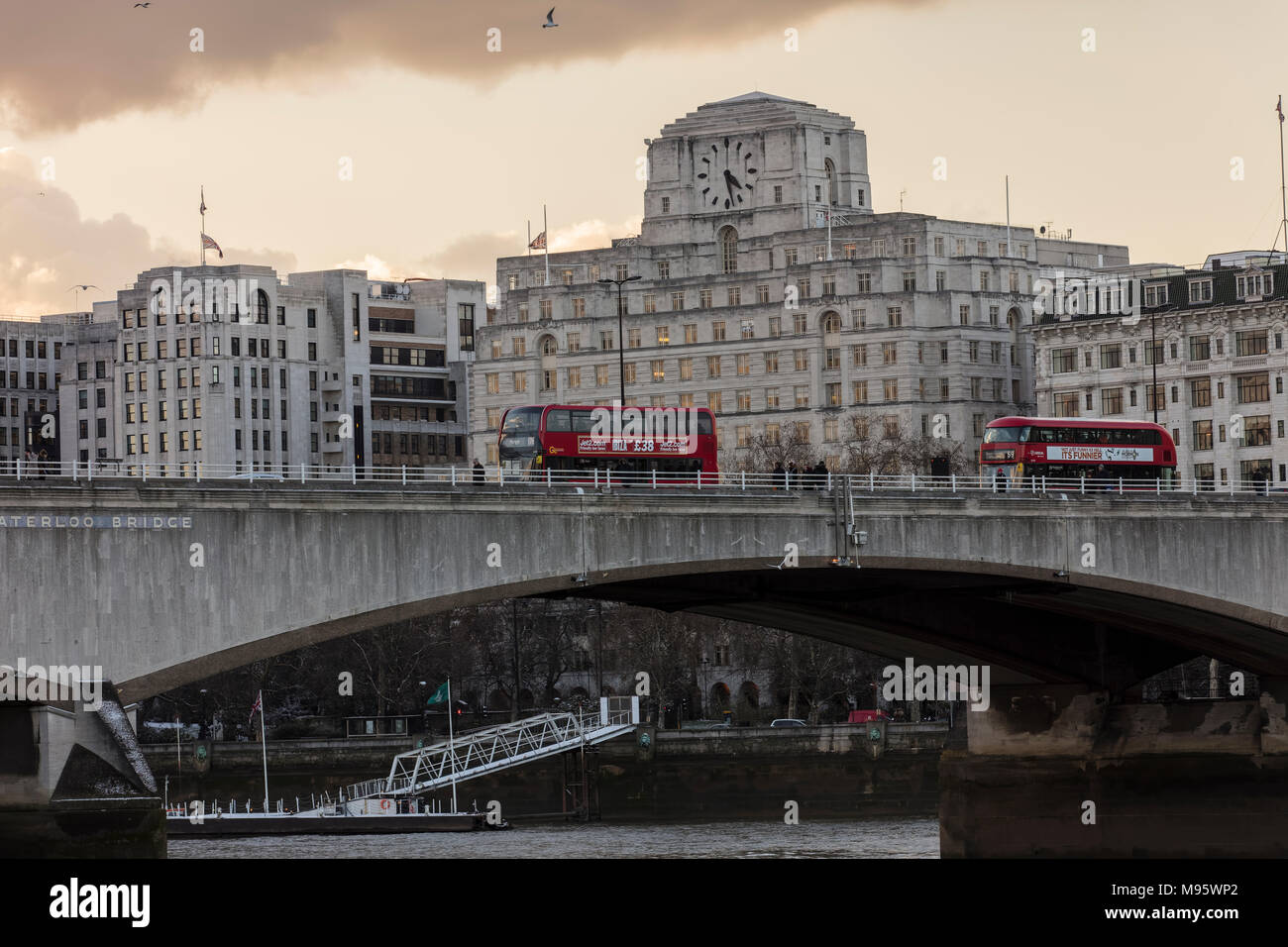 Bus londres rouges sur le pont Banque de photographies et d’images à ...
