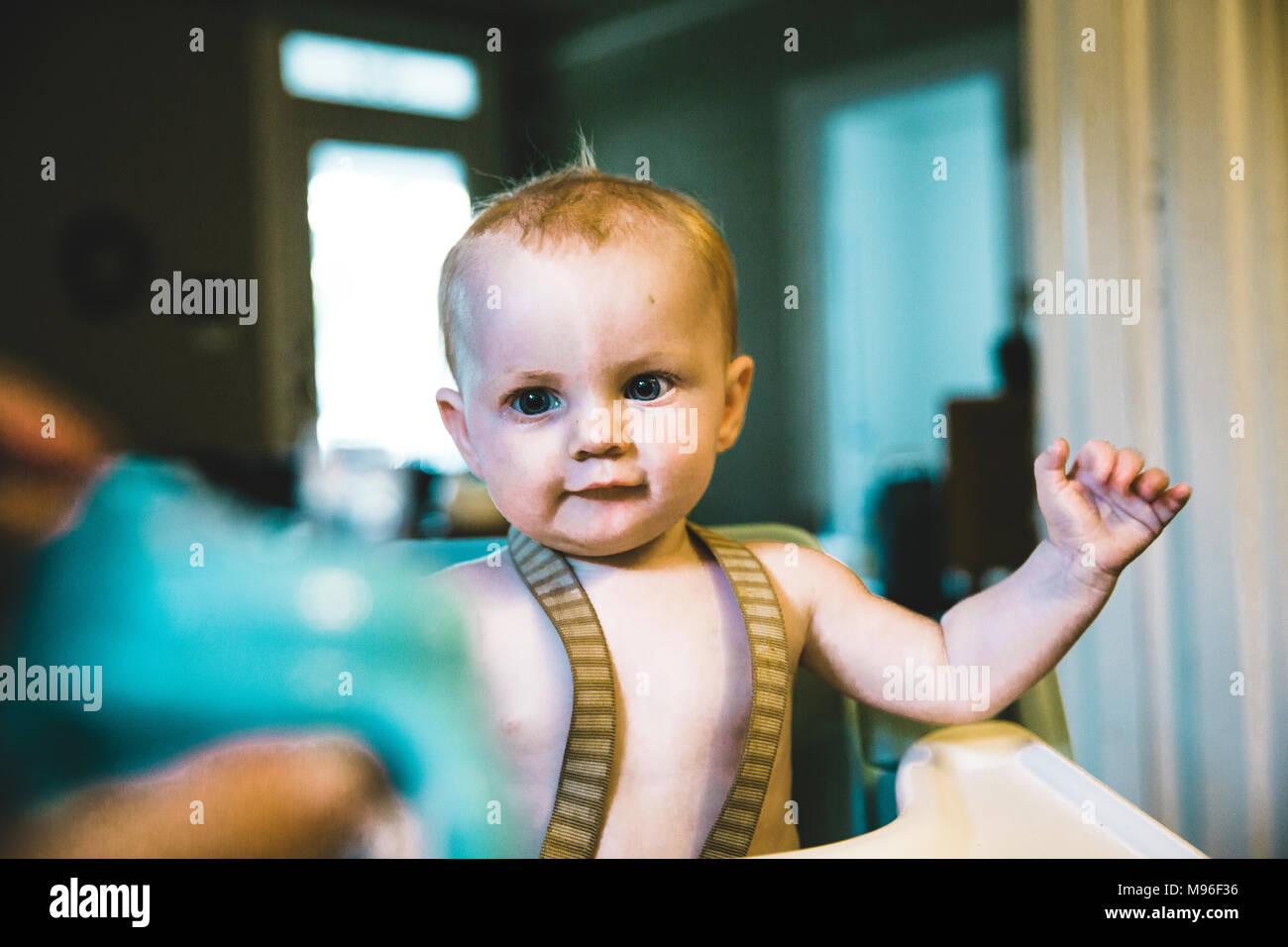Bébé aux yeux bleus Banque de photographies et d’images à haute ...