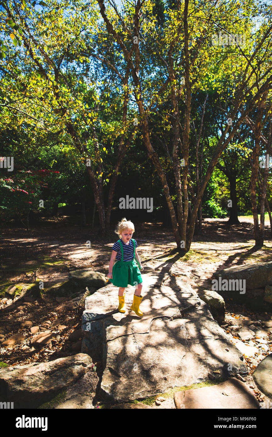 Child forest Banque de photographies et d’images à haute résolution - Alamy