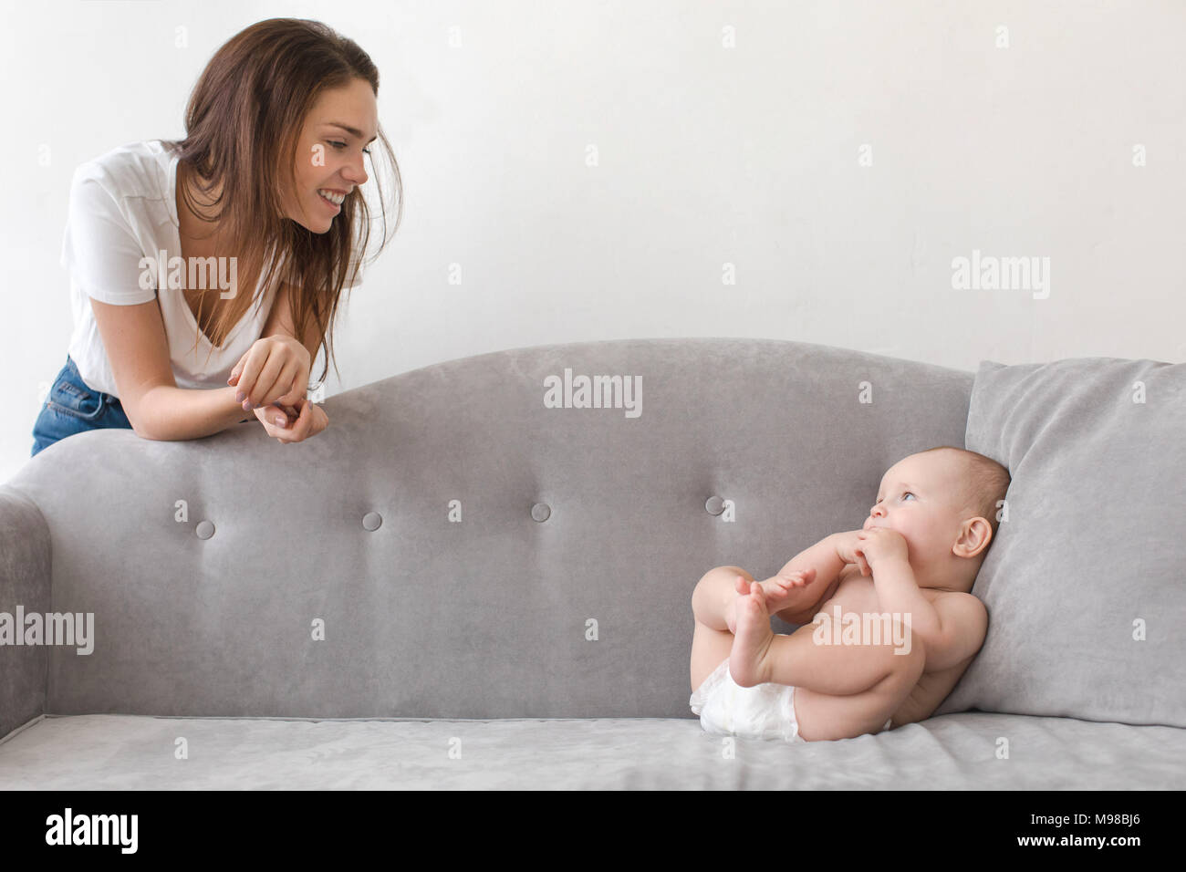 Femme contente Banque de photographies et d’images à haute résolution ...