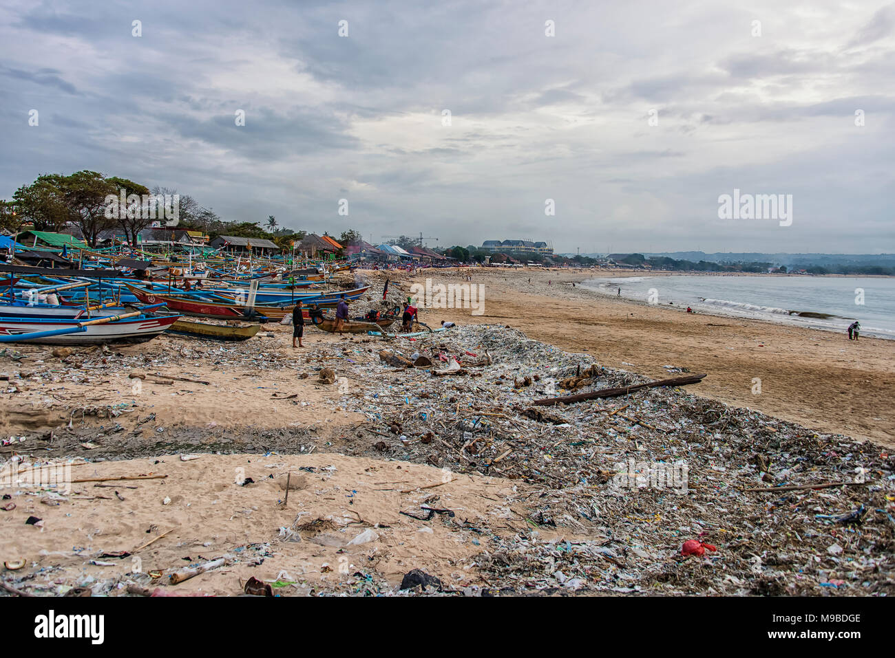 Beach pollution bali Banque de photographies et d’images à haute ...