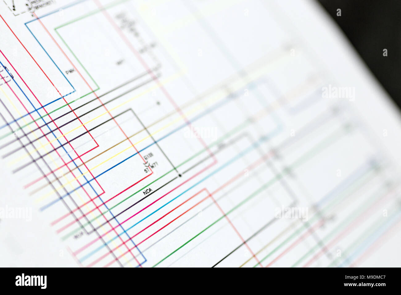 Schéma de câblage électrique voitures colorées sur feuille de papier ...
