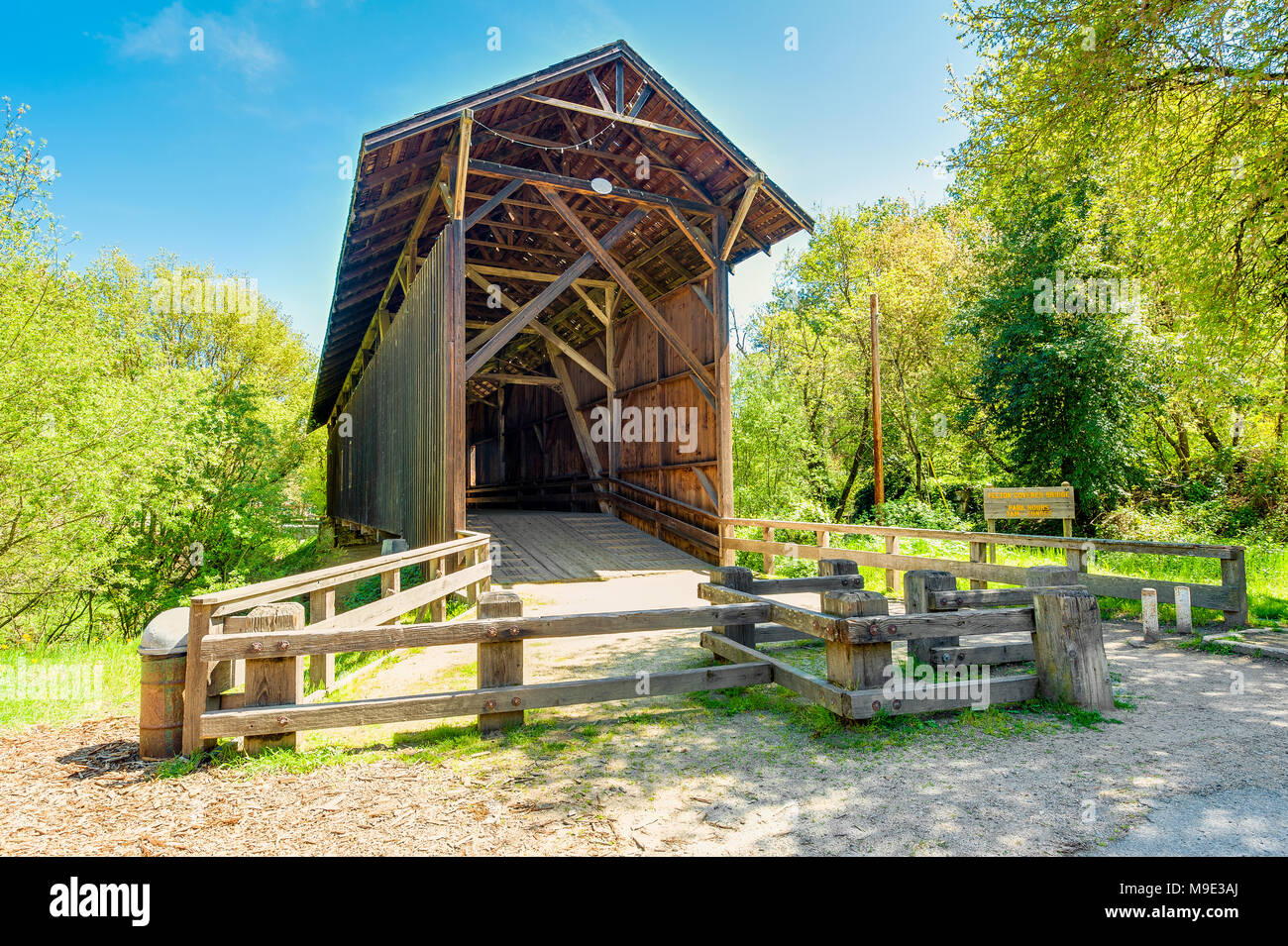 Pont couvert de bois Banque de photographies et d’images à haute ...
