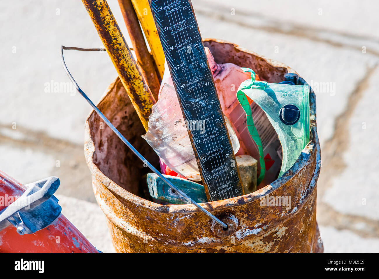 Vieux, grunge metal rugueux n'est pas oxydée avec certains outils de ...
