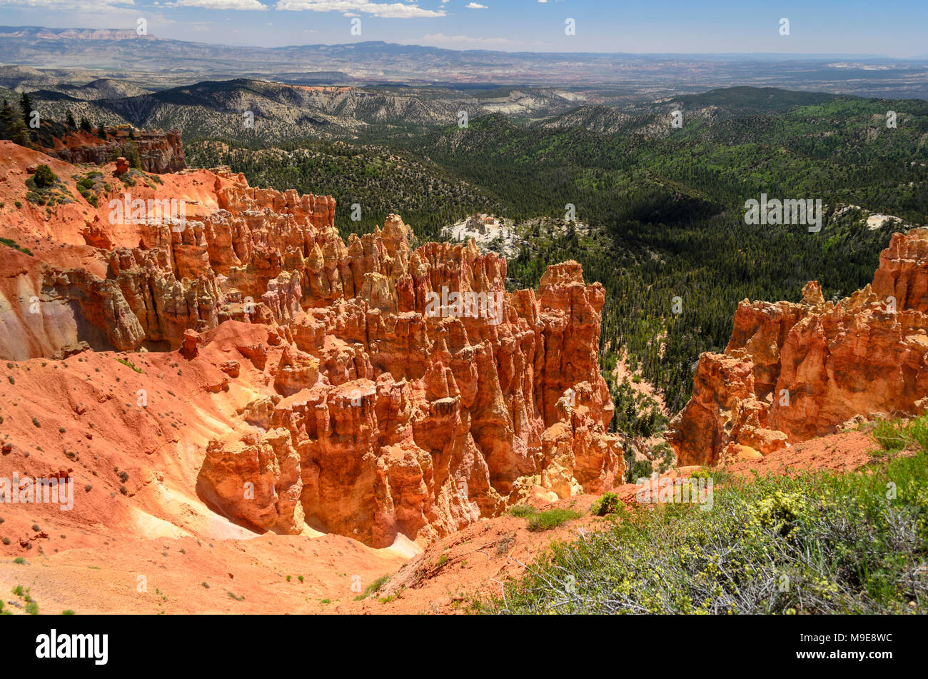 À descendre une pente raide sentier rocheux menant au moyen de flèches ...