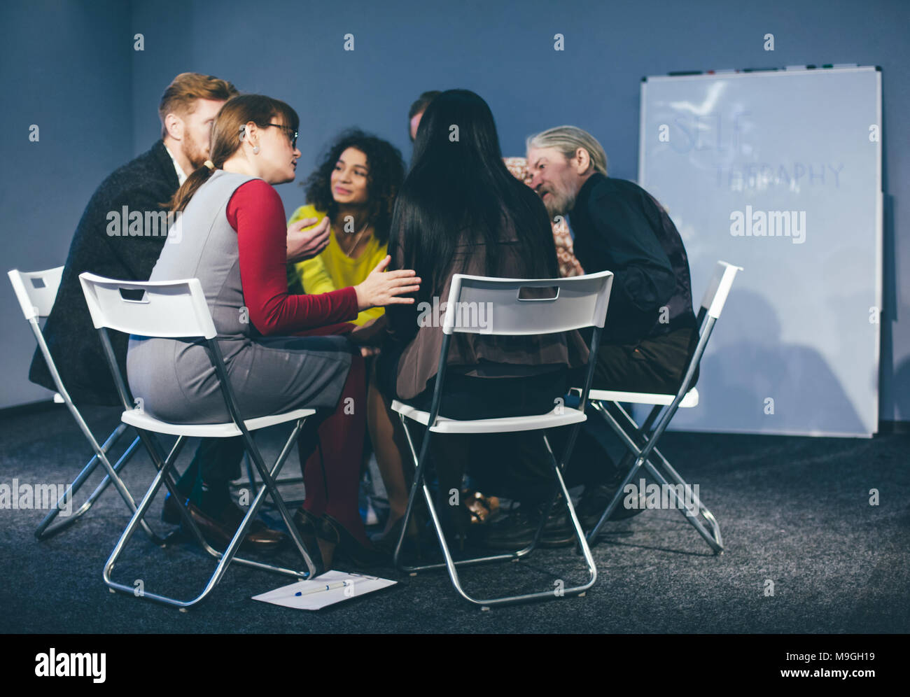 Groupe de personnes en cercle Banque de photographies et d’images à ...
