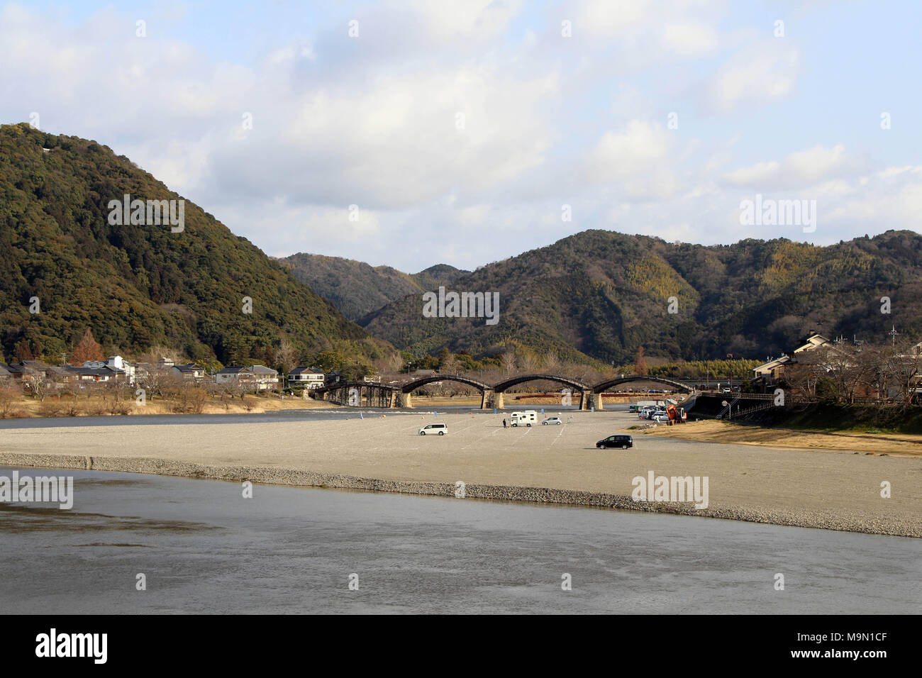 L'emblématique Pont Kintai faite de bois. En haut de la colline est le ...