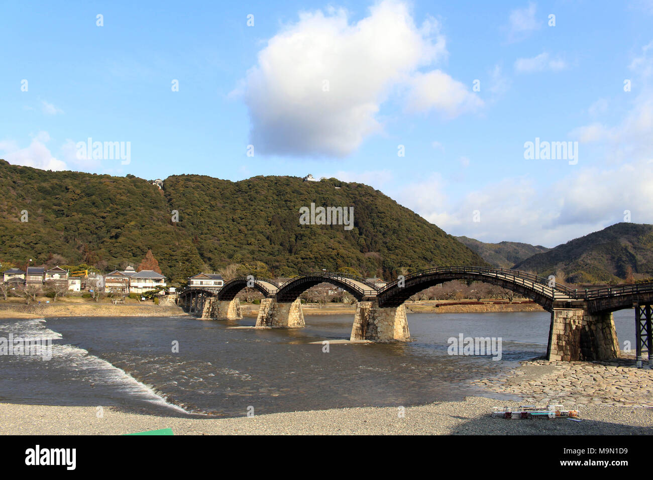 L'emblématique Pont Kintai faite de bois. En haut de la colline est le ...