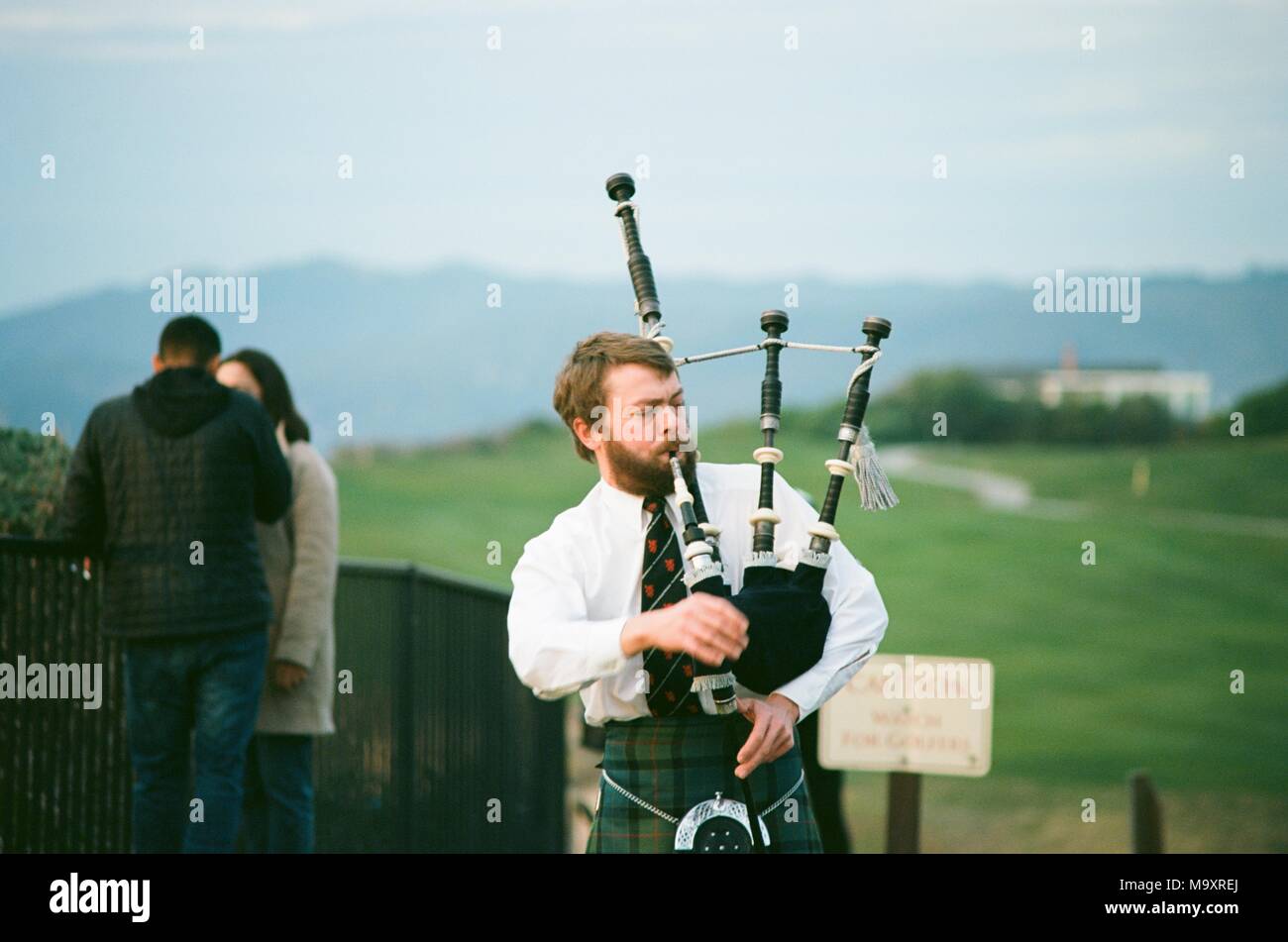 Cornemuse en kilt écossais classiques et costume playing at sunset at ...
