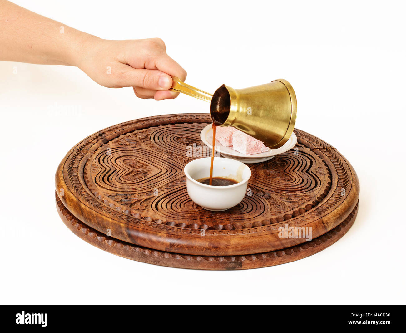 Elle sert un café noir café turc de pot (une jazve ou un ibrik), et de ...