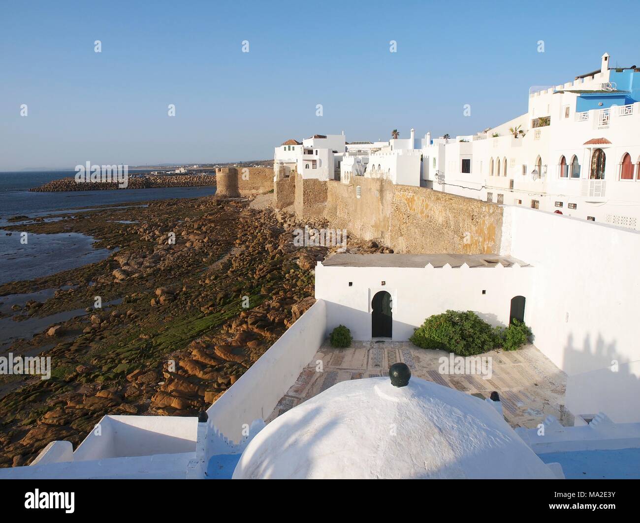 La Médina d'Asilah sur la côte au crépuscule, Maroc Photo Stock - Alamy