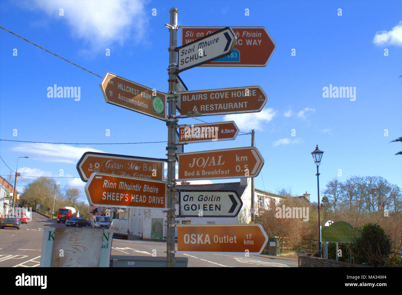 Multiple road signs Banque de photographies et d’images à haute ...