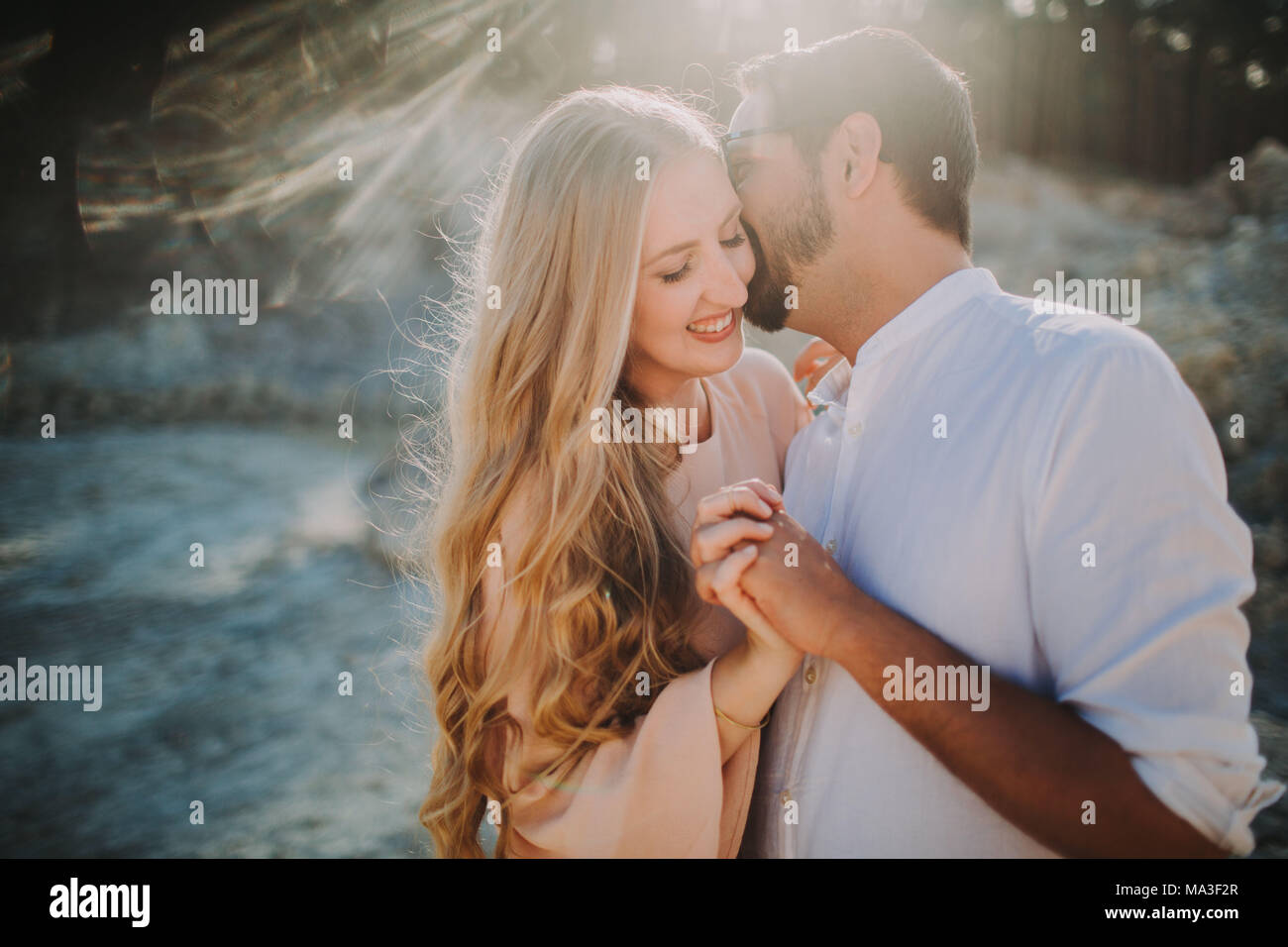 Couple amoureux main dans la main Banque de photographies et d’images à ...