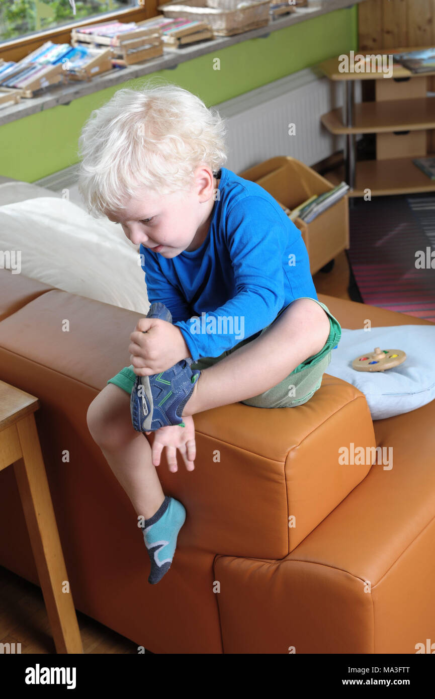 Taking Off His Shoes Banque d'image et photos - Alamy
