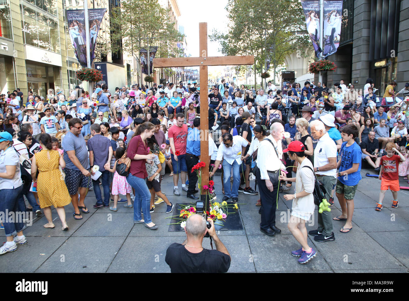 Croix fleurs crucifixion jesus Banque de photographies et d’images à ...