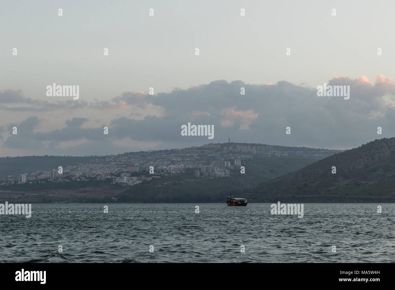 Voile sur la mer de Galilée, Israël, avec la ville biblique de ...