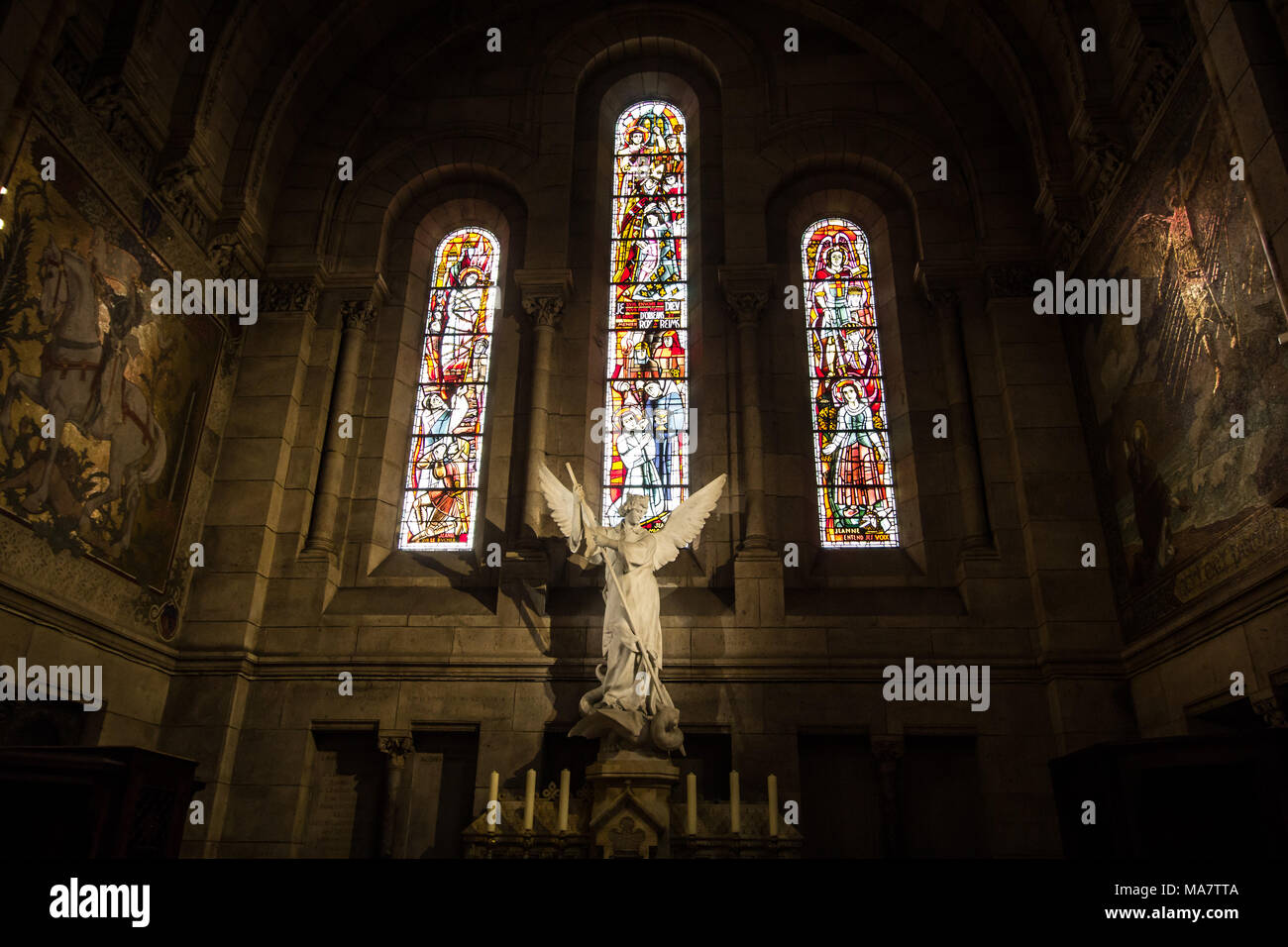Statue de Saint Michel Blanc à l'intérieur de la Basilique du Sacré ...