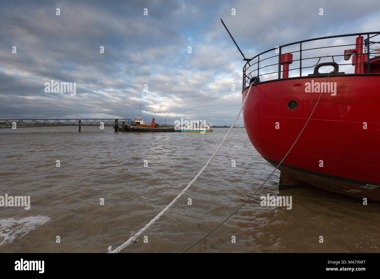 Bateau rouge Banque de photographies et d’images à haute résolution - Alamy