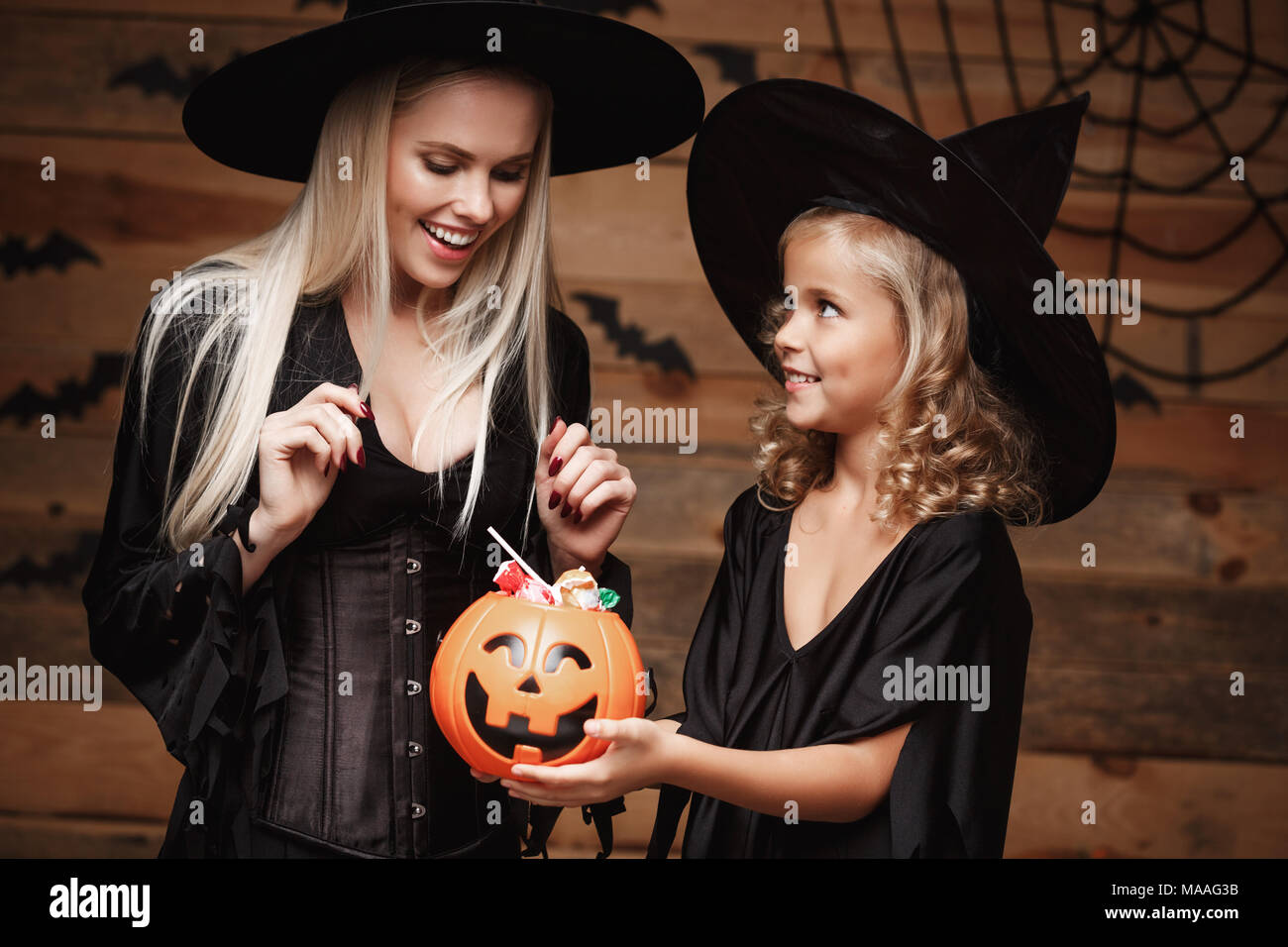 Halloween Concept : belle mère de race blanche et sa fille dans la ...