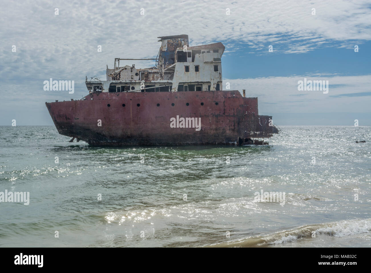 Cimetière de navires sur la côte de la mer - Angola Photo Stock - Alamy
