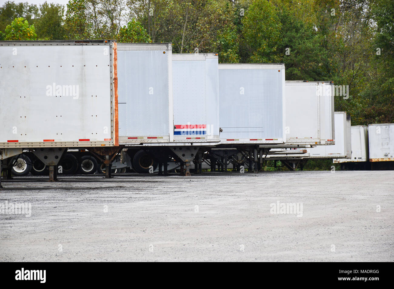 Parking de white semi-remorques dans un terrain de stationnement de ...