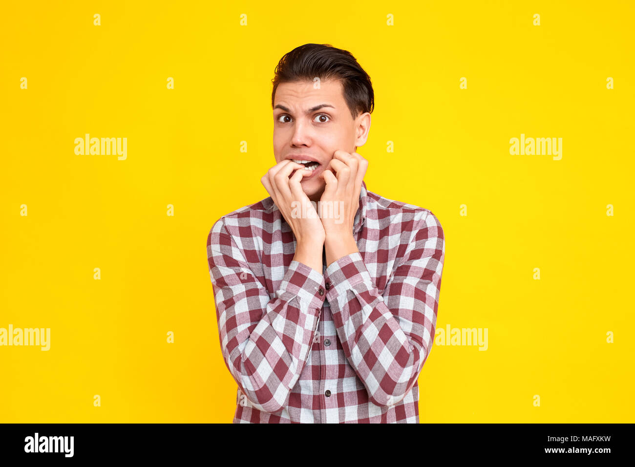 L'homme nerveux à la peur et à caemra avec crainte face. Jour du ...