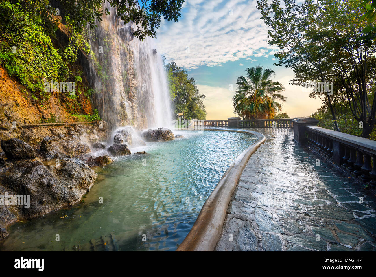 Vue panoramique de la cascade de la colline du Château de Nice. Cote d ...