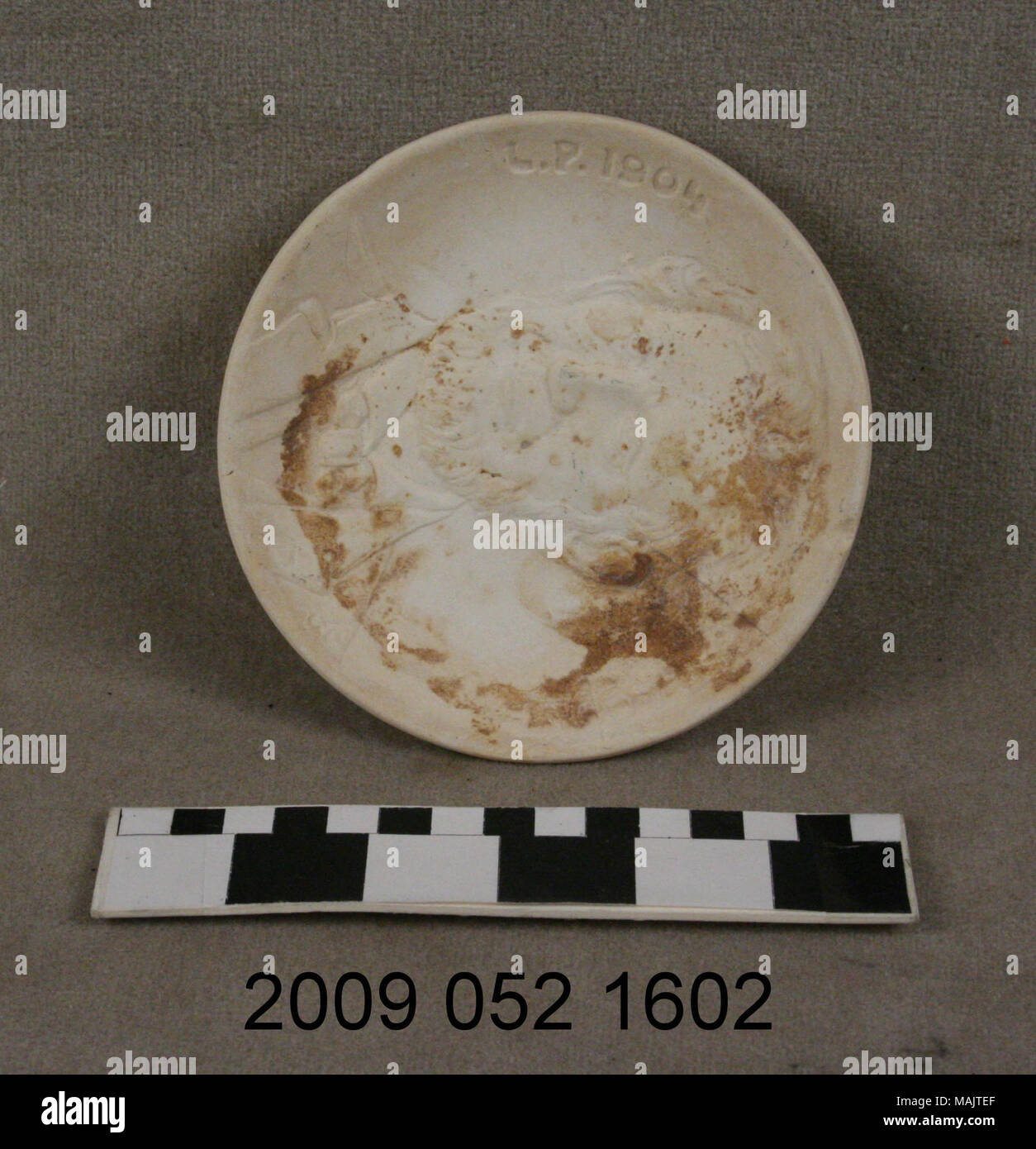 Plaque ronde en céramique par Weller a la ressemblance de secours buste ...