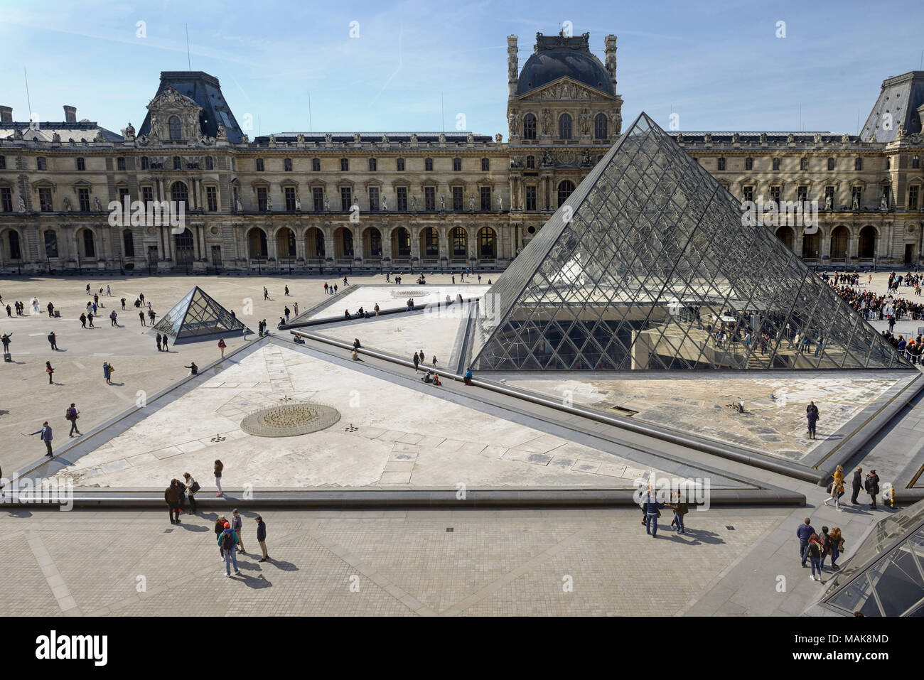 La cour carrée du Louvre avec pyramides de verre et le Palais Royal ...