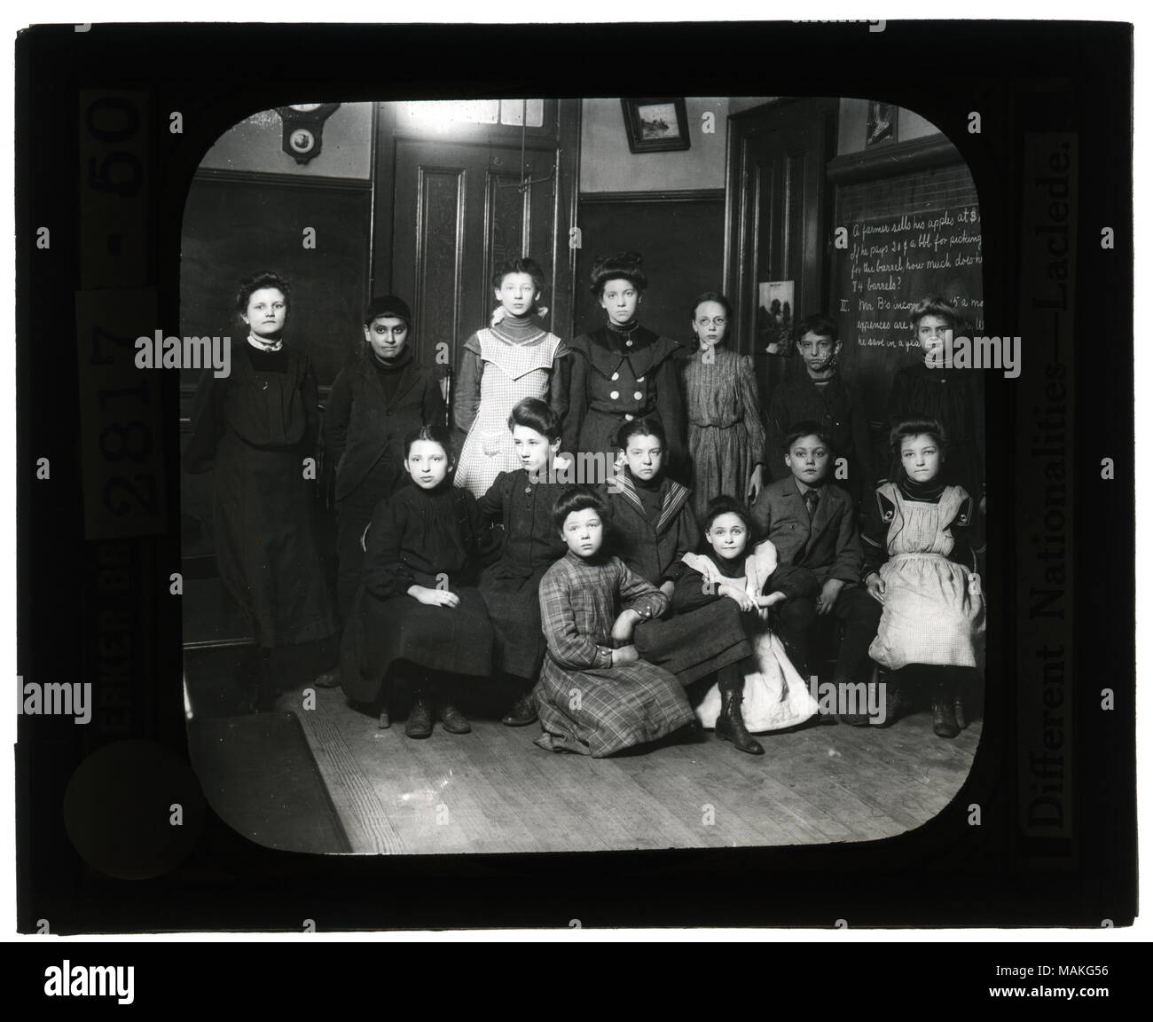 À l'horizontal, photo en noir et blanc des filles et garçons posés dans ...