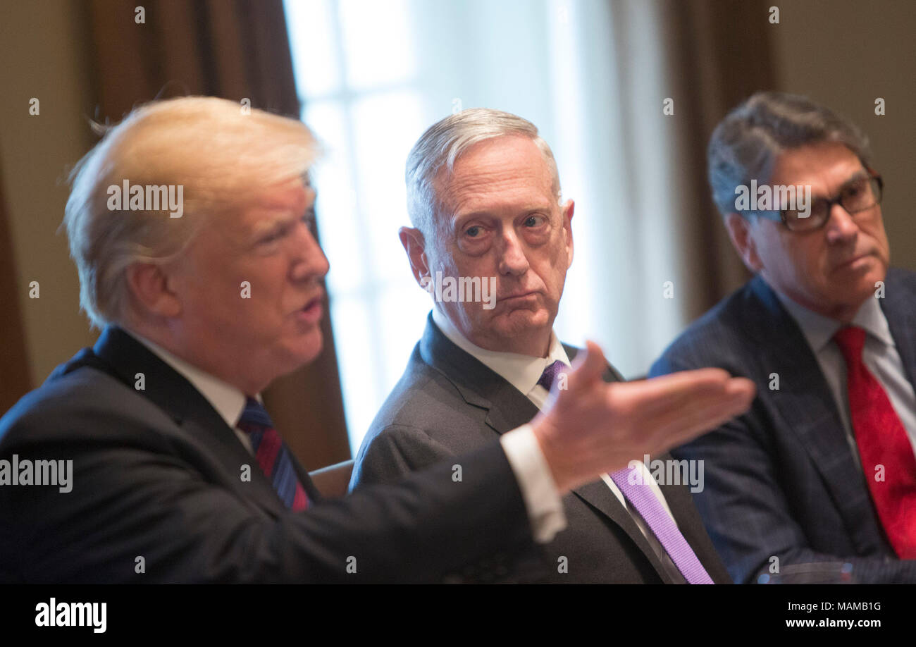 Le secrétaire américain à la Défense James Mattis écoute le président ...