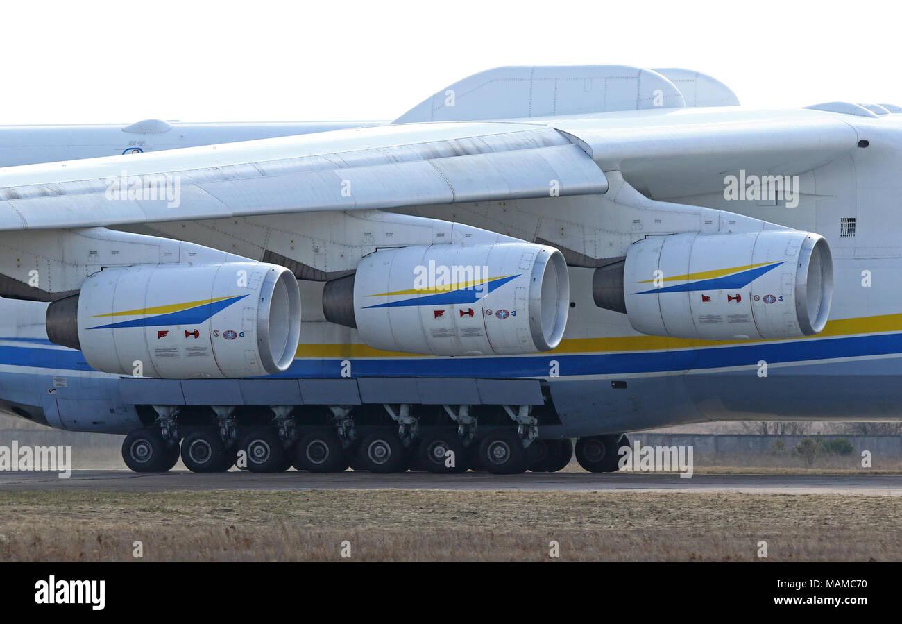 Le plus grand avion de transport ukrainien antonov an 225 mriya Banque ...