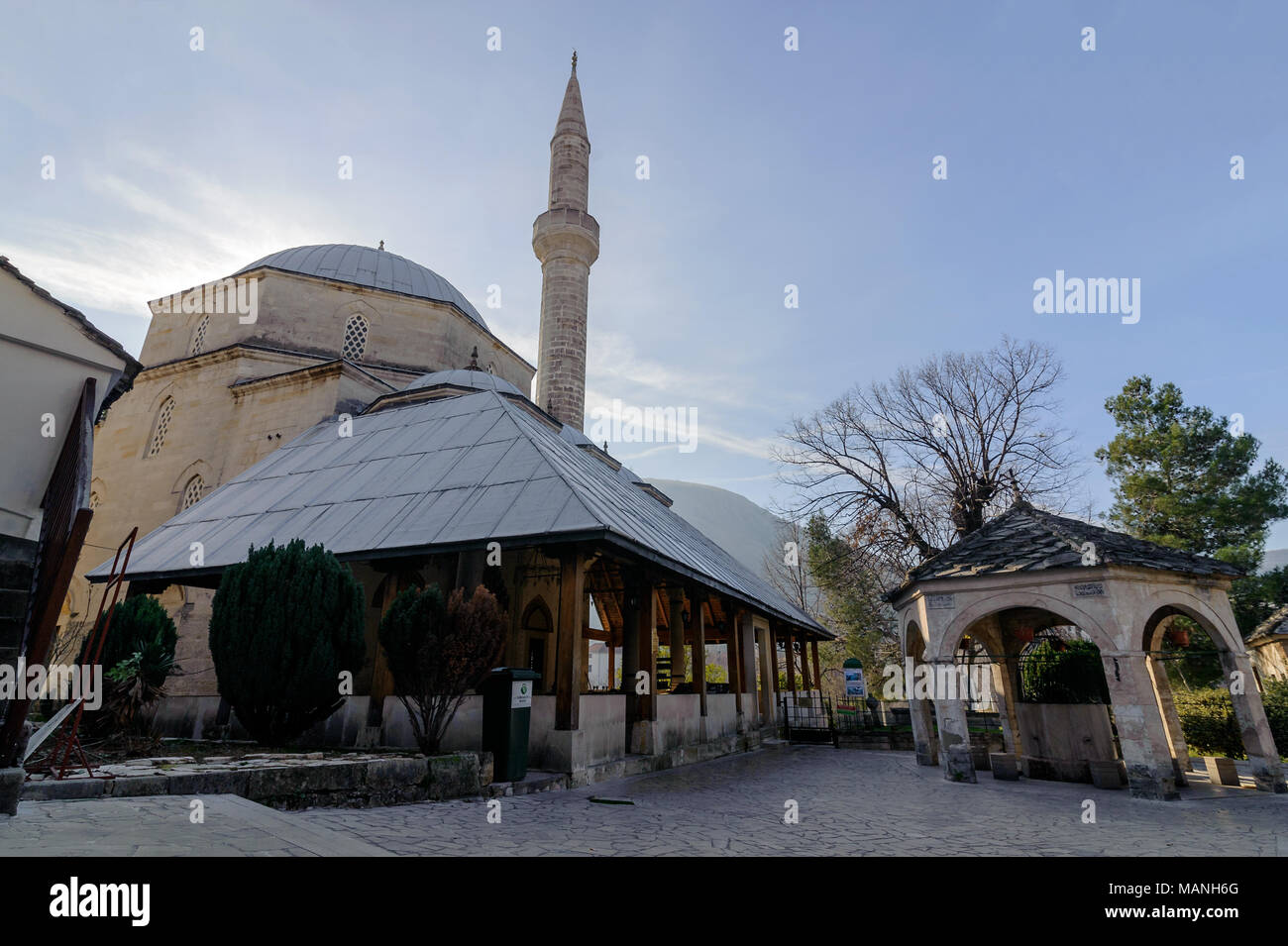 MOSTAR, Bosnie-herzégovine- Jan 26, 2018 : Mehmet Pasha Mosque panorama ...