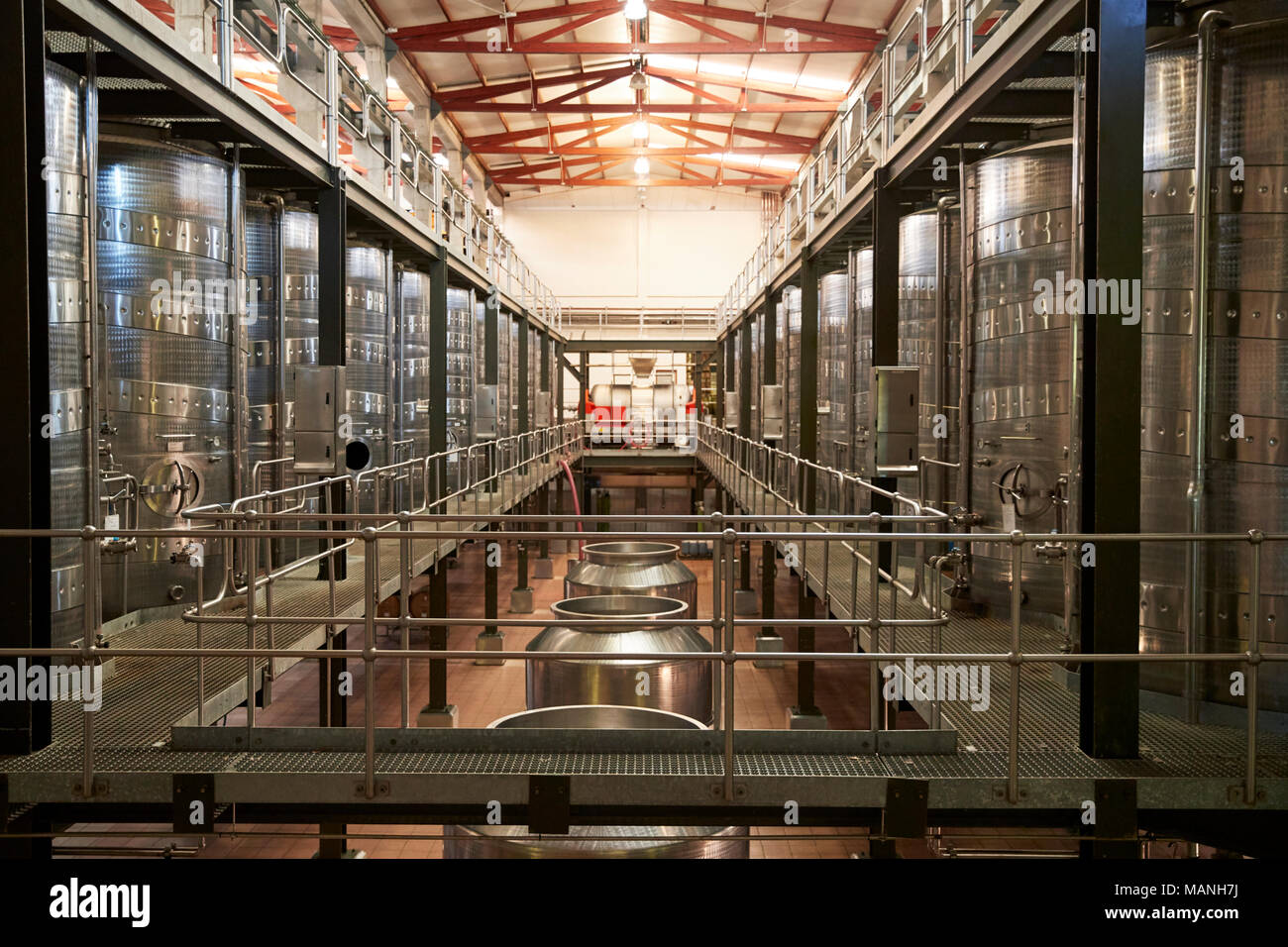 Vinification moderne Banque de photographies et d’images à haute ...